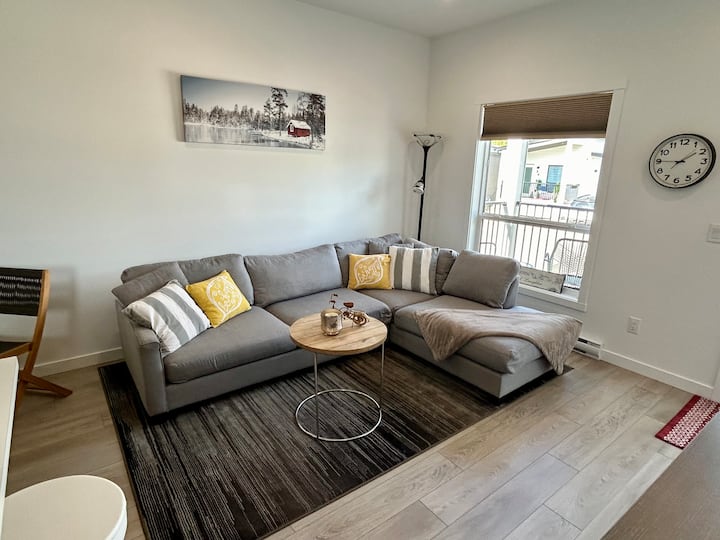 Cute & Cozy Woodlark - Kelowna