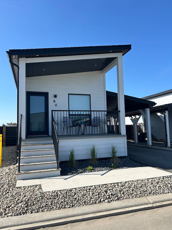 Cute & Cozy Woodlark - Kelowna