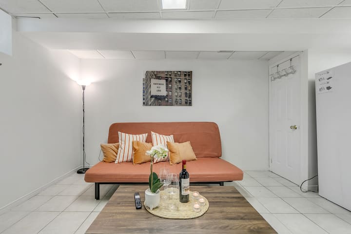 Pleasant Residence-
Little
Portugal, Toronto - Toronto