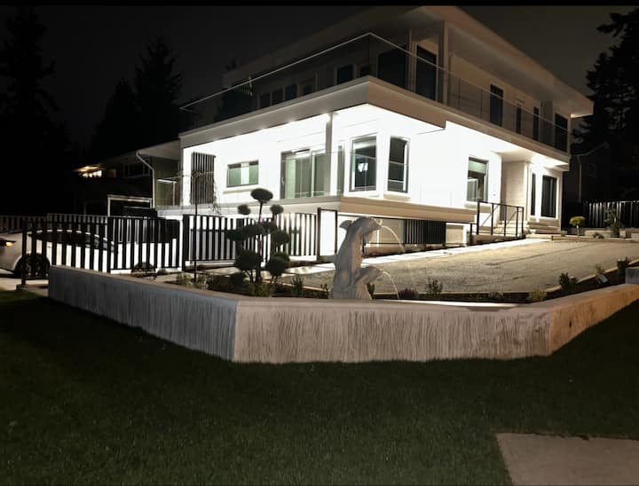 Beautiful White Rock Basement Suite, 2 Bed-1 Bath - White Rock