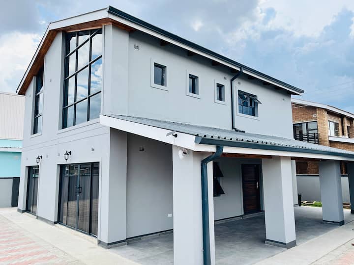 Modern & Secure: Airport, Solar, Borehole, Wifi - Harare