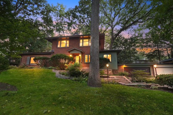 1920s Cottage | Hot Tub | Game Room | Fire Pit - Rockford, IL