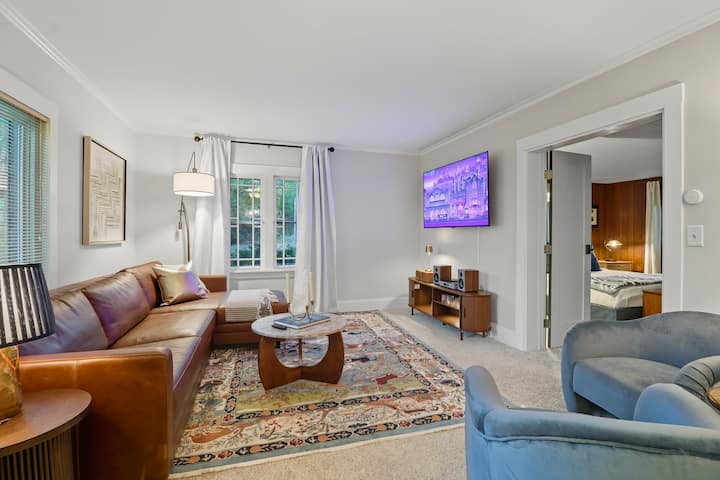 1920s 6bd Cottage | Hot Tub | Game Room | Fire Pit - Rockford, IL
