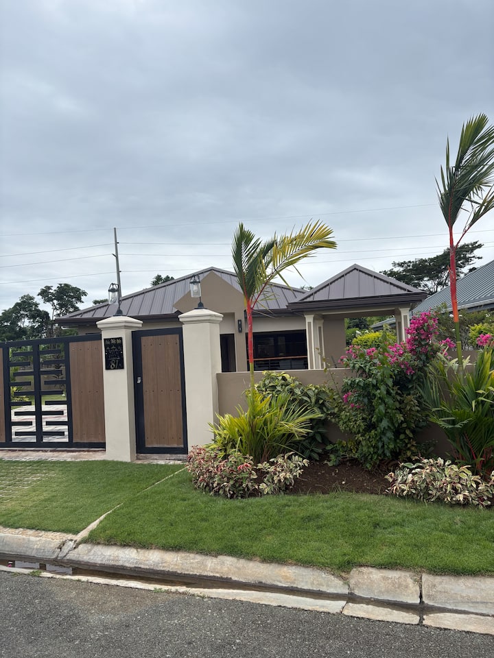 Luxury Villa|gated Samaan Grove| Private Pool(4ft) - Trinidad and Tobago