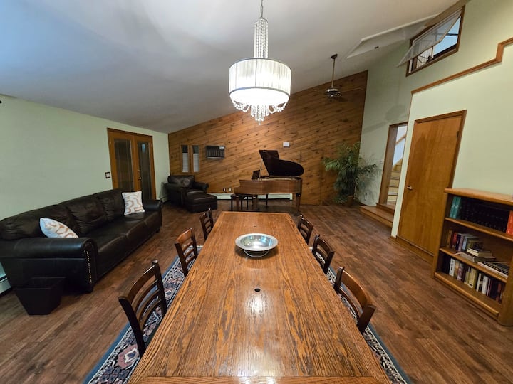 Library Lounge - Entire House - University at Buffalo, Buffalo