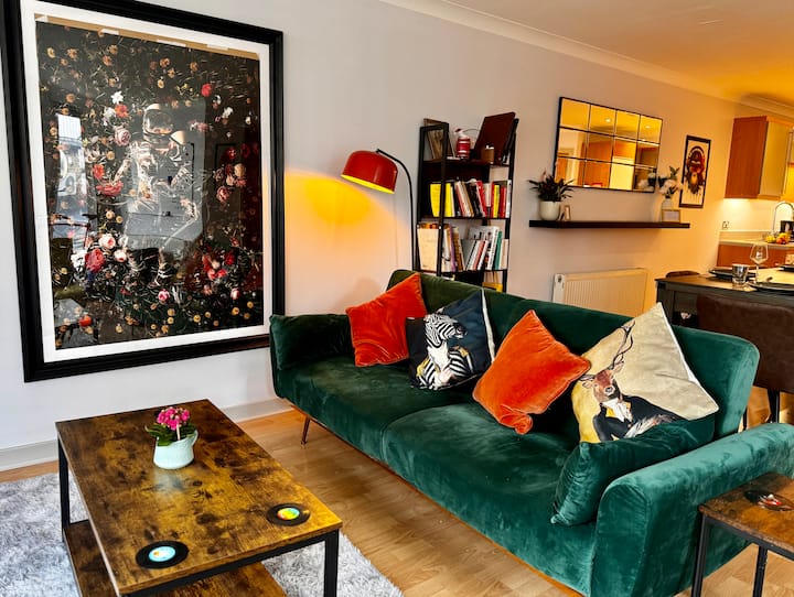 Hip East London Apartment W/ Balcony & Pool Table - London
