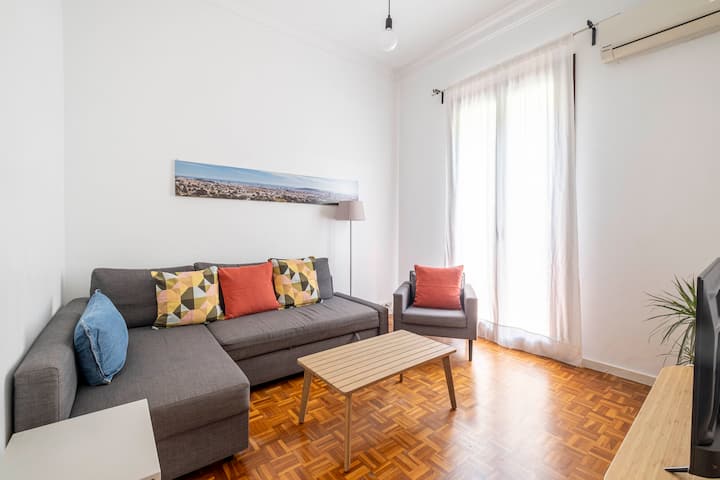 Near Jardinets De Gràcia. D. Hutb-009098 - Badalona