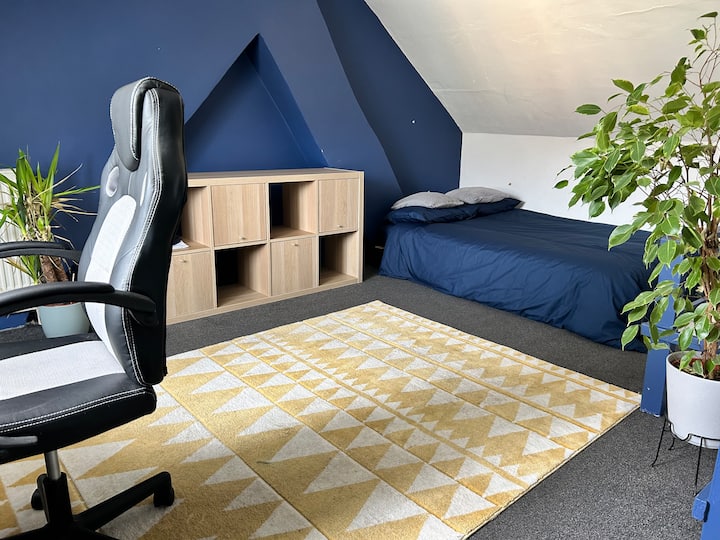 Spacious Attic Room With Views - Stroud
