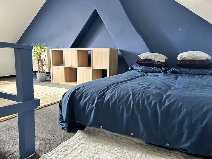 Spacious Attic Room With Views - Gloucestershire