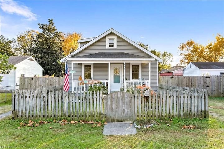 Charming Cottage. Walk To Beach. - Hampton, VA