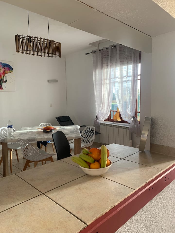 Cars: Charmant T3.64 M2.3 Couchages Terrasse Clair - Blaye