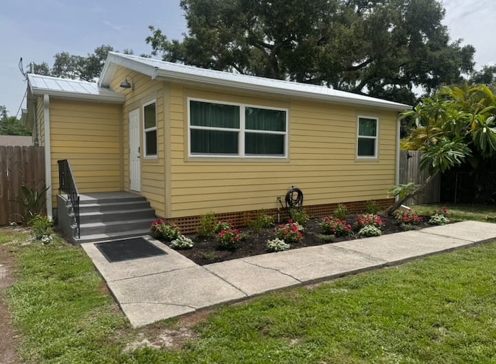 Charming Florida Cottage - Fort Myers, FL