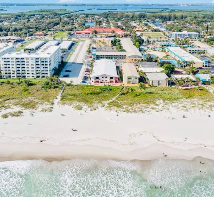 Cocoa Beach : Condo Right On The Beach! - Cocoa Beach, FL