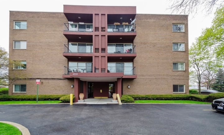 Perfectly Located Apartment! - Niles, IL