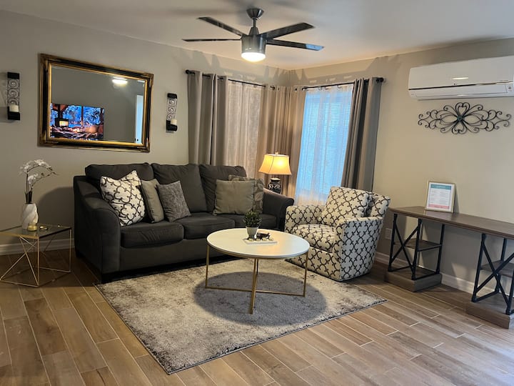 El Cozy Condo | Work-friendly, Close To Everything - Bakersfield, CA