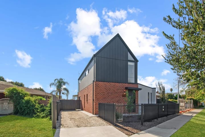 Urban Barn - Stylish, Family Friendly - Wagga Wagga