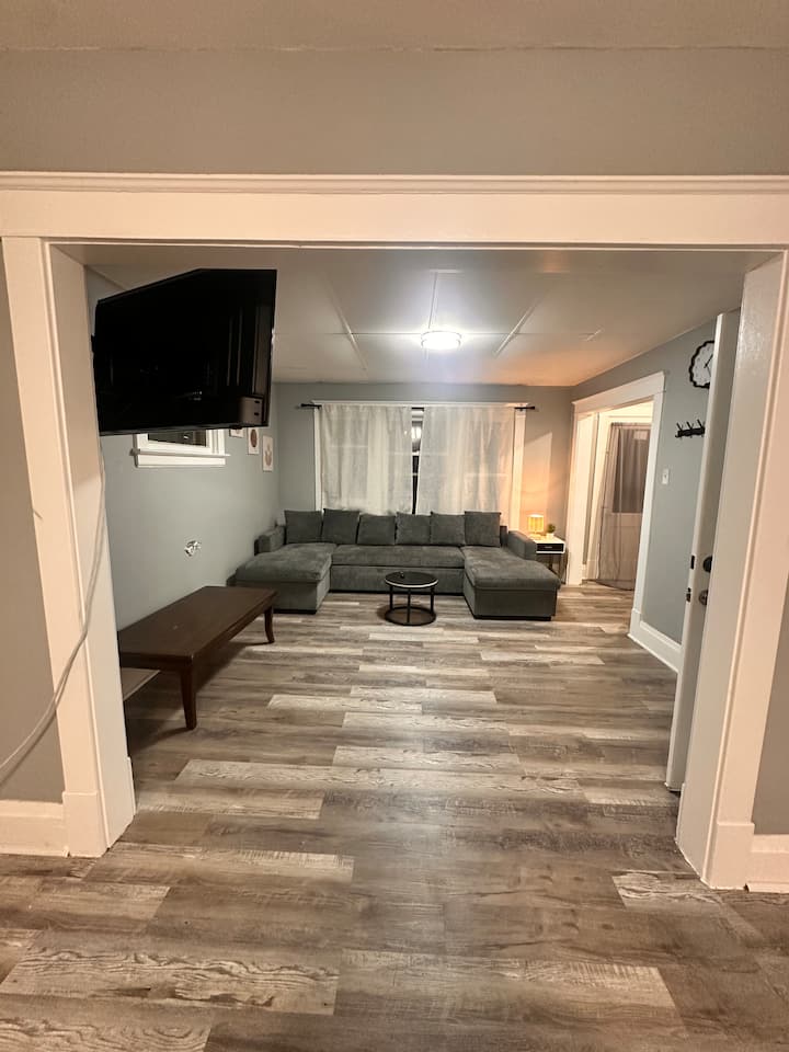 Walk To Falls & Aquarium! 2br King + Pvt. Balcony - Niagara Falls, NY