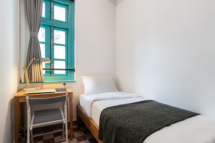 Shared Apartment In Heritage Building By Soho - Sai Ying Pun