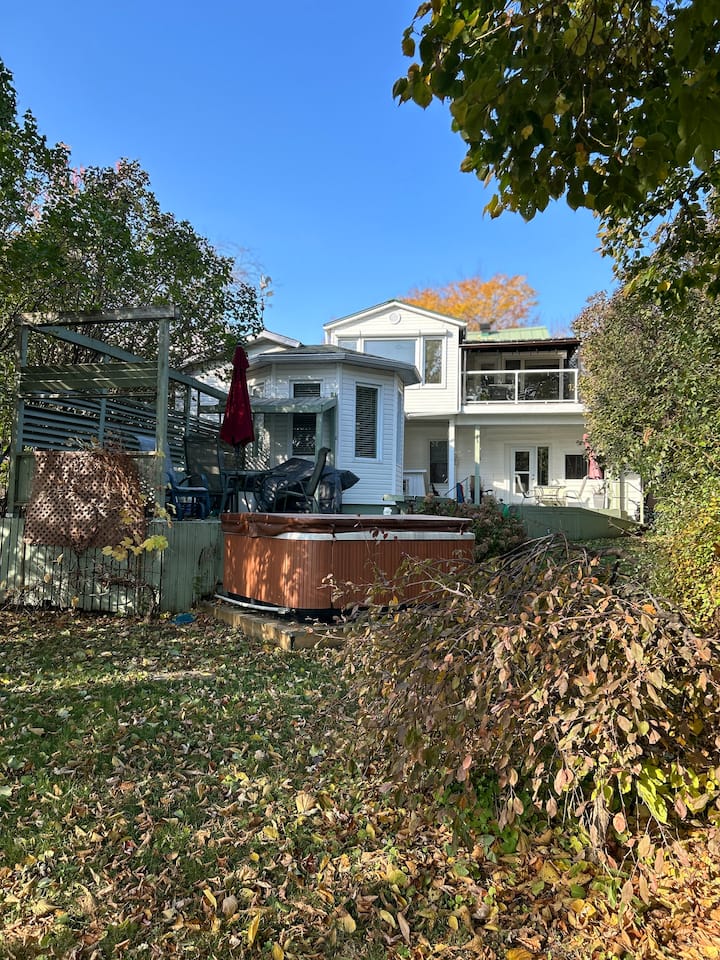 Two-story Waterfront Home With Jacuzzi - Montreal
