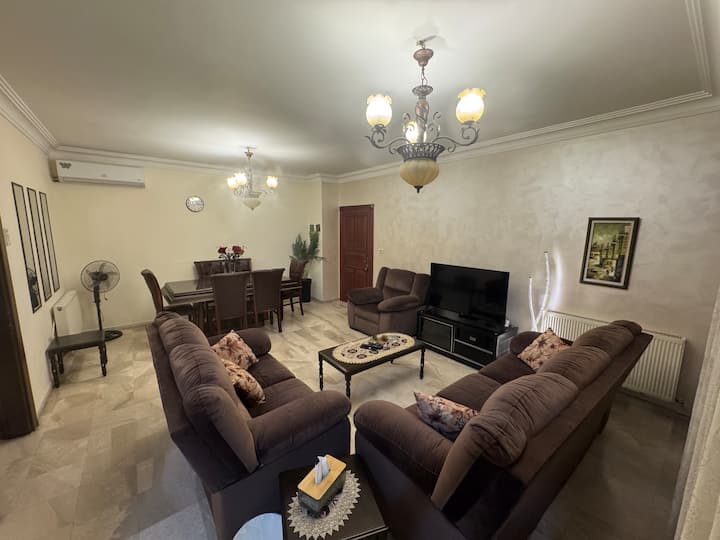 Elegant 2br Apt In Abdoun - Amã