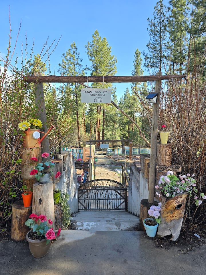 The Downstairs Mtn. Farmhouse - Corvallis, MT