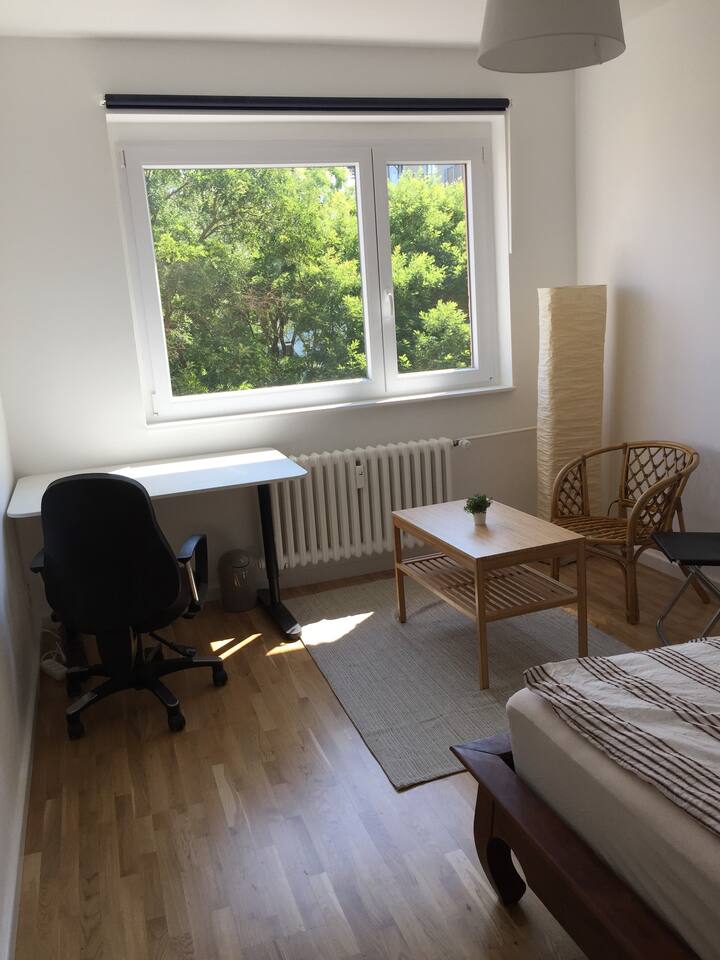Central & Calm Room, Next To Schloss Bellevue - Berlin