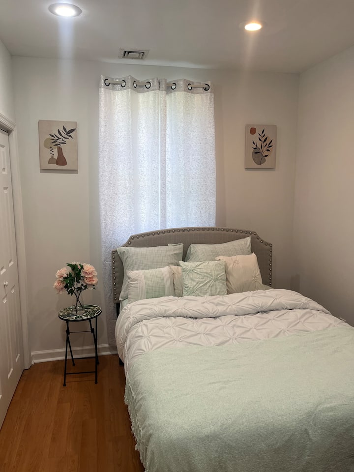 Room No 2. Queen Bed - Middletown, PA