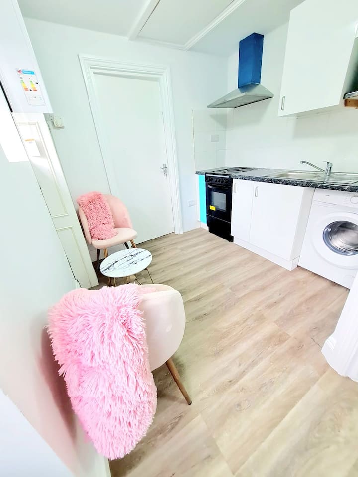 Comfortable 2 Bed Apartment - Basildon