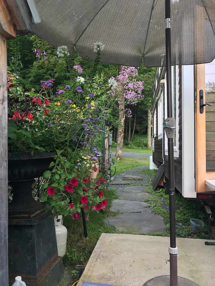 Tiny House Mountain View Glamping - Brattleboro, VT