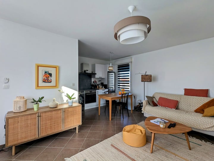 Appartement T2.
Balcon-vue Dégagée-
Parking-clim. - Marsella