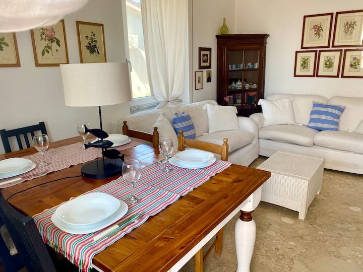 Family House Cin It058105c2fnonesie - Ladispoli