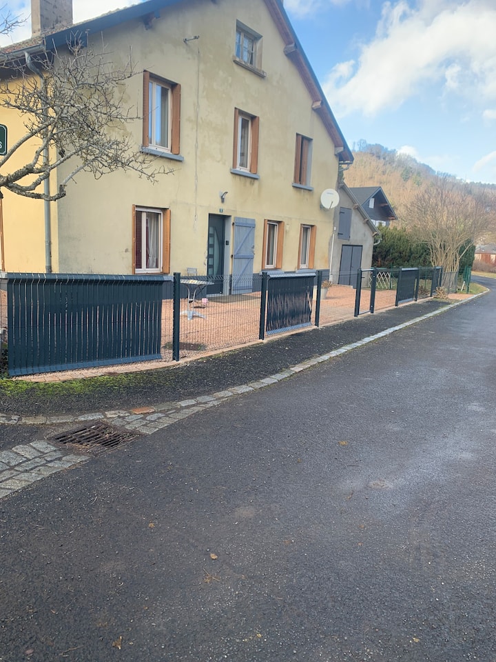 Maison Familiale Et Chaleureuse - Murol