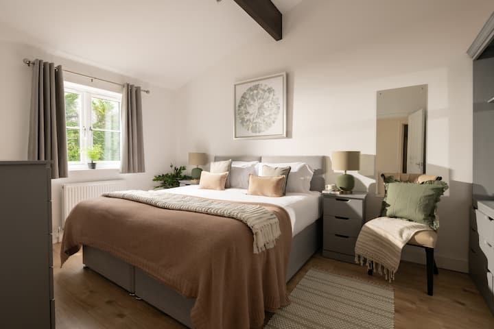 Cheltenham | Cotswolds Stay With Workspace - South Cerney