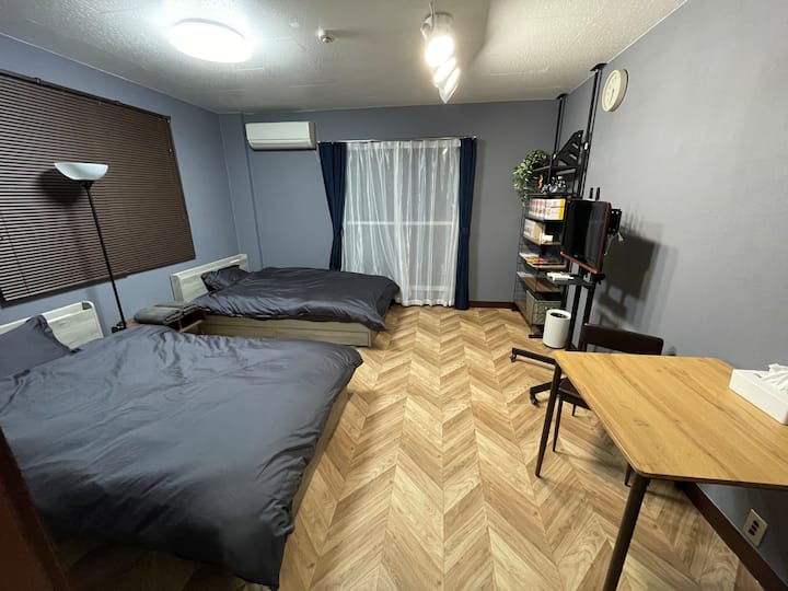 Jr新大久保駅徒歩5分、大久保駅から徒歩1分、セミダブルベッド２台の広々とした寝室！ - Shinjuku City