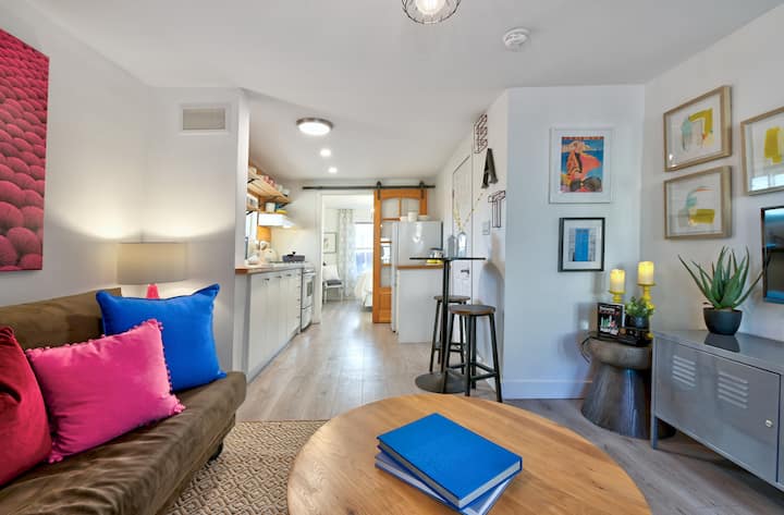 Chic 1 Walk Up Bedroom In Trendy Area - Toronto