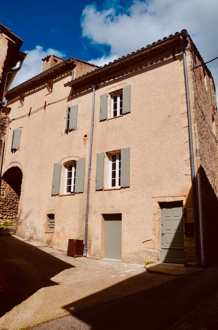 La Serre, Ancienne Maison Dans Un Village Perchée - Rustrel