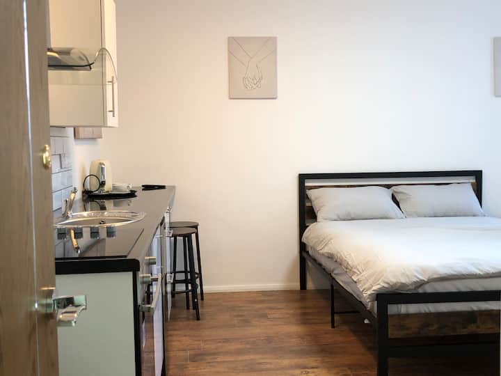Studio In Bolton Town, Short Stay Studio, 5 - Bolton