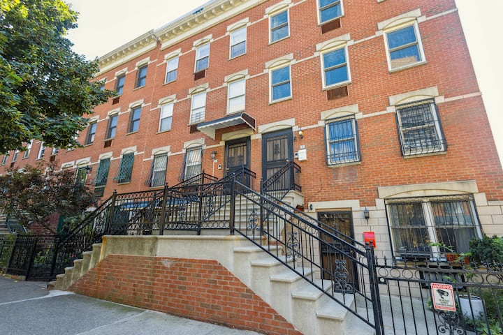 3b/3b | Townhouse Duplex | Backyard | Pet & Kids - New York