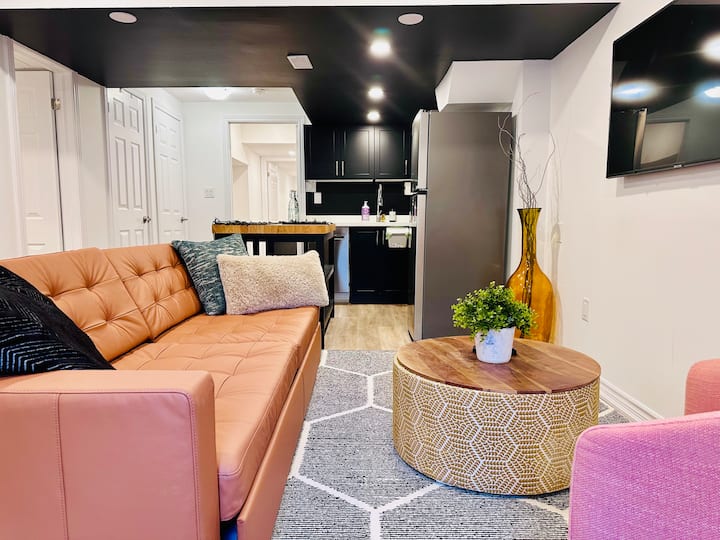 Luxurious & Cosy Two Bedroom Walkout Basmnt Suite - Oshawa