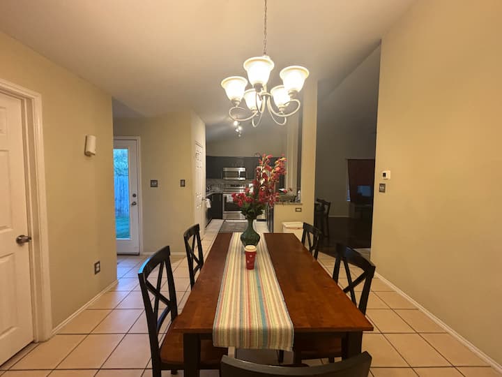 King Suite | 5 Mins To Samsung | Private Bath/wifi - Taylor, TX