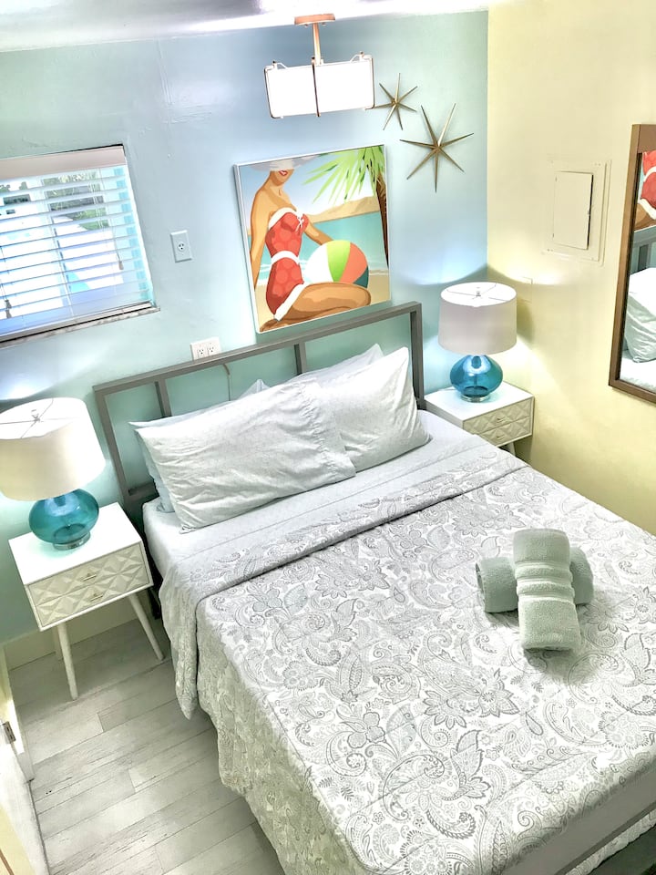 Mid-mod Pool Studio! - Fort Lauderdale