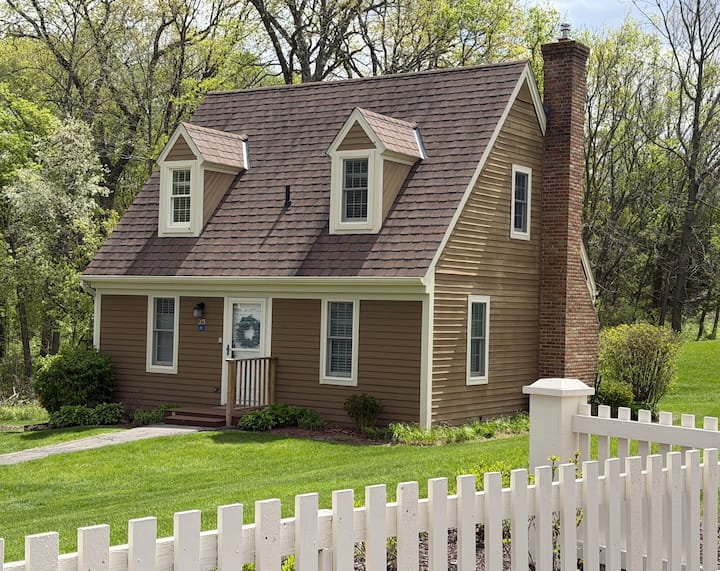 Charming & Peaceful, Cozy Galena Retreat! - Galena, IL