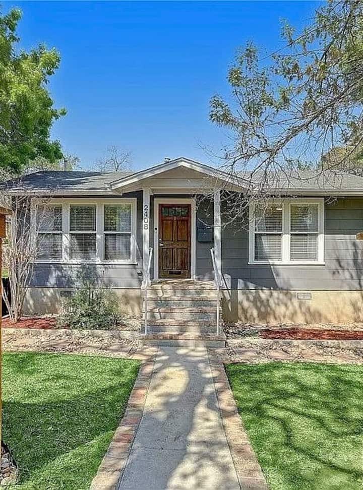 Deep Eddy 2/1 Bungalow + Fenced Yard! - Austin, TX