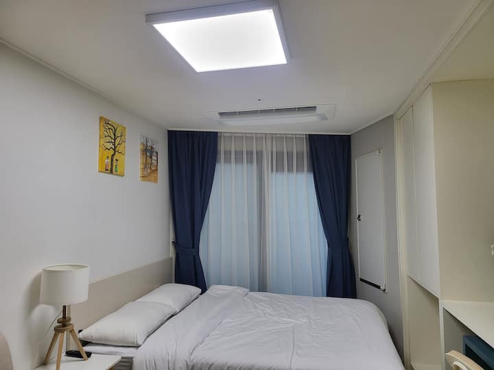 퀸침대1
쇼파베드1
해변 30초
무료주차
편의점
옥상오션뷰
설악산
월드킹
Wifi
스타일러 - Sokcho-si