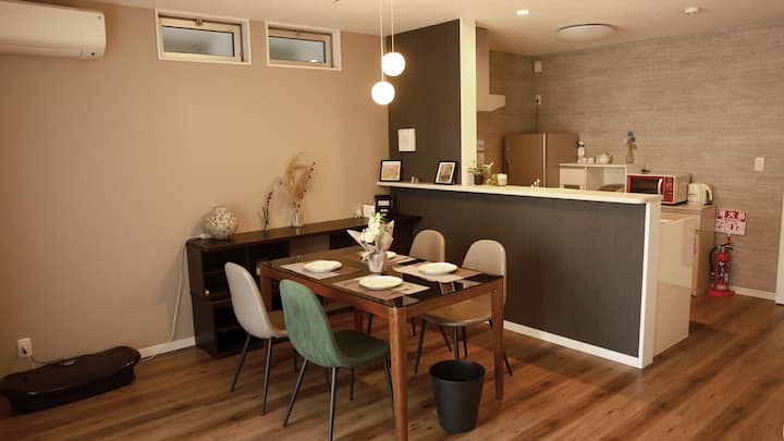 川崎屋～别墅整栋3层楼，每层带厕所。免费停放2部车，4间卧室8张床，可加2个床。 - Ōsaka