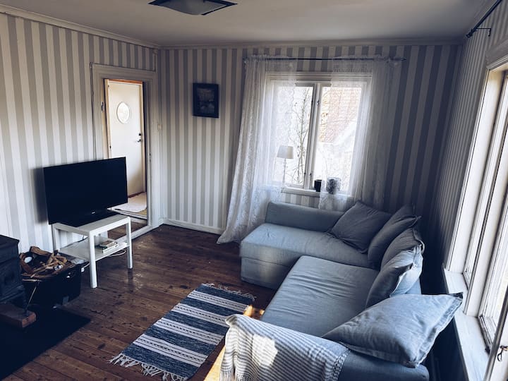 Familjärt Hus Stenkast Från Havet I Slussens Hamn. - Henan
