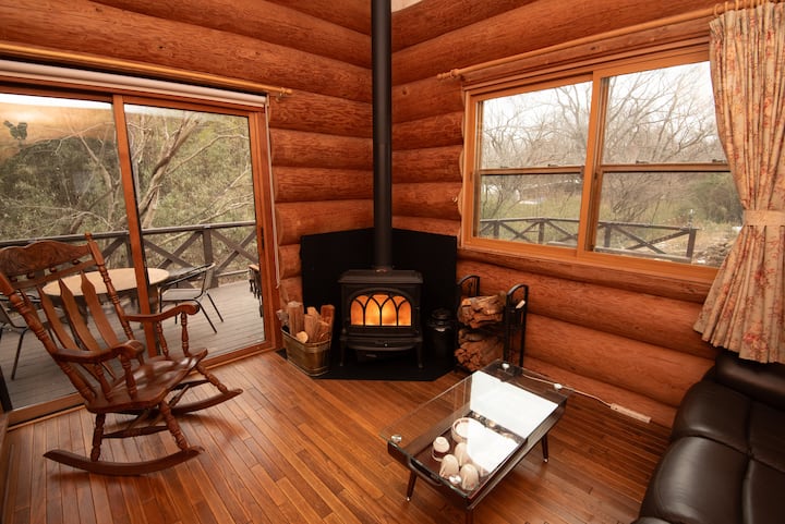 那須の森で心ほどける休日|薪ストーブの火を眺める本格ログハウス|清流沿いの隠れ家 - 那須塩原市