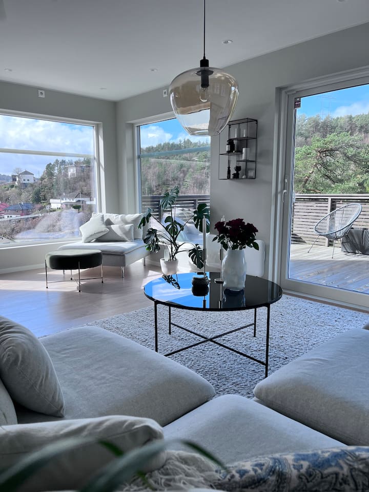 Romslig Nybygget Funkishus - Bergen, Noruega