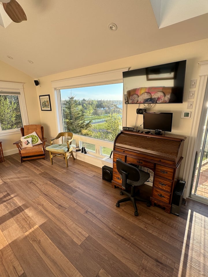 Secluded Sinclair Island House On Cliff - Pictou