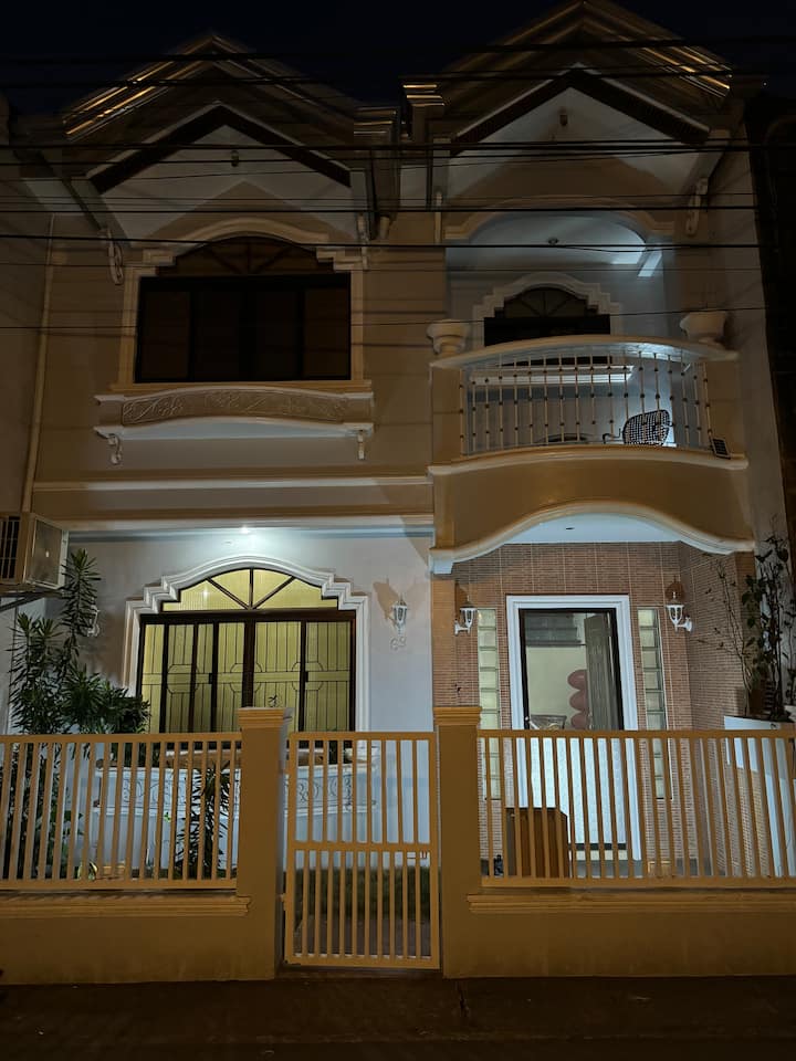 Cavinti House Near Church And Municipal Hall - Cavinti